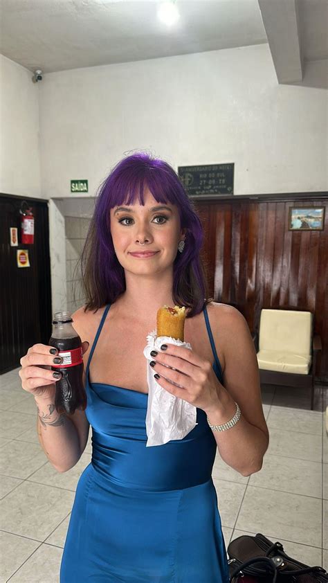 Julia K Barni Rhoradegozarfamosinhas