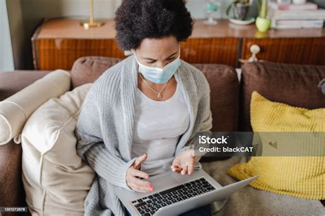 집에서 화상 통화에 얼굴 마스크를 가진 성숙한 아프리카 여성의 초상화 40 44세에 대한 스톡 사진 및 기타 이미지 40