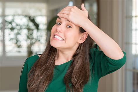 아름 다운 젊은 여자 집에서 손으로 머리에 스트레스 수치와 깜짝 얼굴로 충격 분노와 좌절 두려워 하 고 실수에 대 한 화가 갈색 머리에 대한 스톡 사진 및 기타 이미지