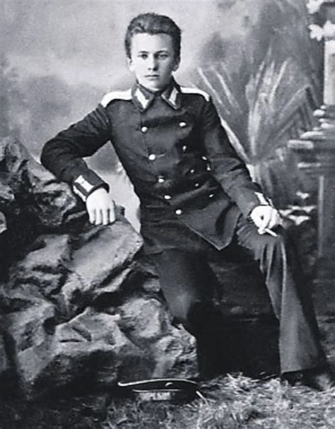 Женился из жалости на "падшей женщине", а сын стал белогвардейцем. Кем ...