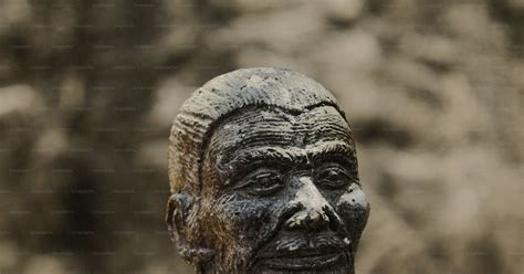 목에 구슬을 두른 남자의 동상 사진 Unsplash의 작은 입상 이미지