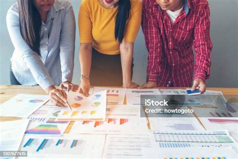 비즈니스 전략 팀 보고서 차트 그래프 인포그래픽 데이터는 재무 보고서 계획을 분석합니다 핸즈 팀 파트너 기획 마케팅 금융 통계 판매 보고서 와 엑셀 스프레드 시트 계정 35