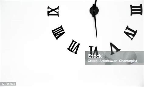 흰색 콘크리트 벽 배경에 로마 아라비아 숫자와 시계 손 복사 공간 블랙 시계 0명에 대한 스톡 사진 및 기타 이미지 0명 그림자 낮 Istock