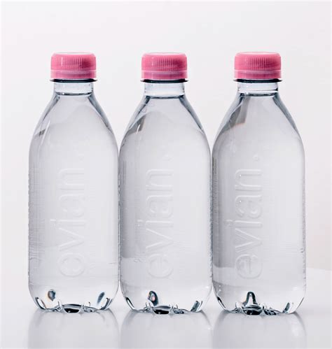Evian——采用再生塑料制成的矿泉水瓶，对环境很友好 普象网