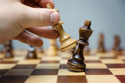 경쟁 성공 플레이 체스 그림을 이동 하는 실업가의 손 전략 경영 이나 리더십 개념 개념에 대한 스톡 사진 및 기타 이미지 개념 검은색 경기 스포츠 Istock