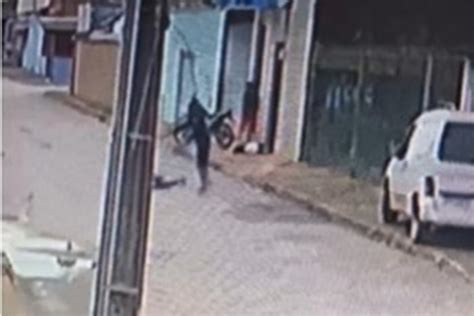 Vídeo Mostra Filha Caída E Pai Sendo Executado Em Frente De Casa No Df