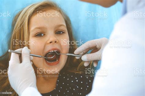 구강 검진 시 구강 검진 을 하는 동안 구강 의자에 앉아 있는 어린 소녀 치과 사무실 방문 의학 개념 톤 사진 4 5세에 대한 스톡 사진 및 기타 이미지 Istock