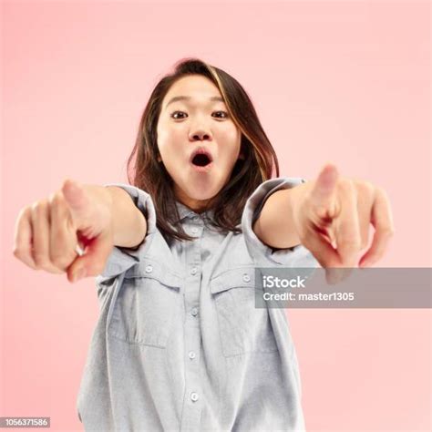 행복 한 비즈니스 우먼 알려줄 고 당신은 분홍색 배경에 절반 길이 근접 촬영 초상화 가리키기에 대한 스톡 사진 및 기타 이미지 가리키기 감정 개념 Istock