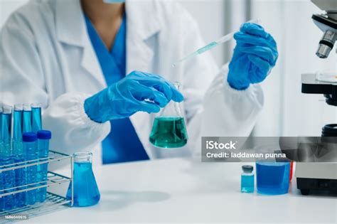 현대 의학 연구소 생화학 샘플을 분석하는 마이크로 피펫으로 일하는 여성 과학자 첨단 과학 화학 연구소 Stem 주제에 대한 스톡 사진 및 기타 이미지 Istock