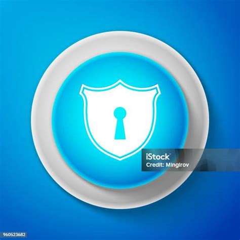 열쇠 구멍 아이콘이 파란색 배경에 고립 된 백색 방패 보호 및 보안 개념입니다 안전 배지 아이콘입니다 개인 정보 보호 정책 배너입니다 방어 태그입니다 화이트 라인 블루 원형