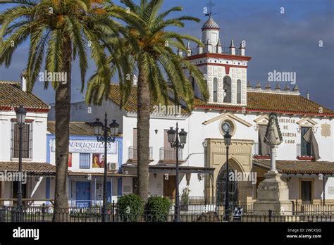Espagne Andalousie El Rocío Place Avec Des Palmiers Devant Un