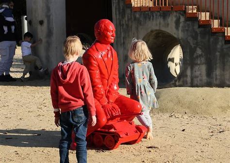 [포착] 미니 탱크타고 벌거벗고…작품으로 조롱받는 푸틴 대통령