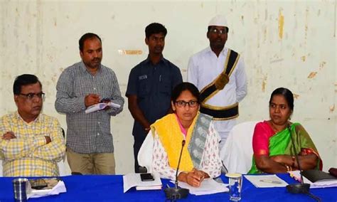 Collector Ayesha Masrat Khanam Holds Review Of Progress In Census Work