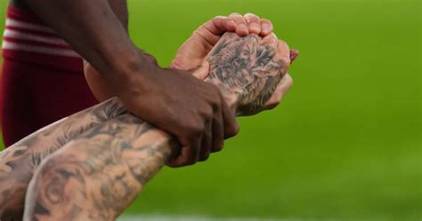 📷 Niet Voor Gevoelige Kijkers Noa Lang Wordt In Shock Weggevoerd Na