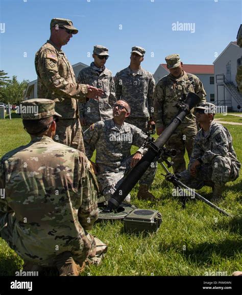 Links Staff Sgt Seth Pottle Ein Trainer Mit Der 157 Infanterie