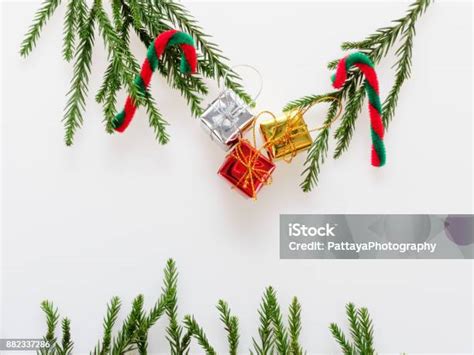 크리스마스 훈장 또는 장식 직사각형 프레임 모양에 누워 그린 파인 지점 빨간색과 녹색 지팡이 및 골드 실버 및 빨간 선물 상자 구성 0명에 대한 스톡 사진 및 기타 이미지