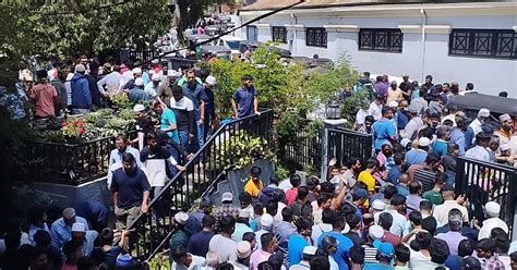 විශාල ජන ගගක් නුවරඑළියට මුස්ලිම් පල්ලිය පිරී ඉතිරී යයි… ආගමික කටයුතු මහ පාරේ ~ Gossip Lanka