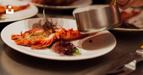 요리사의 유니폼을 입은 사람이 식탁에서 음식을 준비하고 있다 사진 Unsplash의 무료 일본 이미지