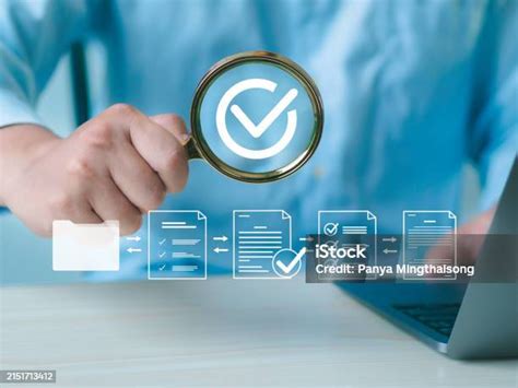 문서 관리 검사 시스템 온라인 문서 데이터베이스 및 프로세스 관리 파일 돋보기 검사 및 문서 폴더 문서에 초점을 맞춥니다 검사 보기에 대한 스톡 사진 및 기타 이미지