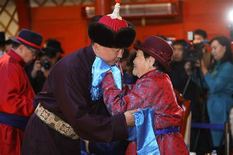 Монгол Улсын Ерөнхийлөгч УИХ ын дарга Ерөнхий сайд нар азай буурлуудын амар мэндийг айлтган золгов