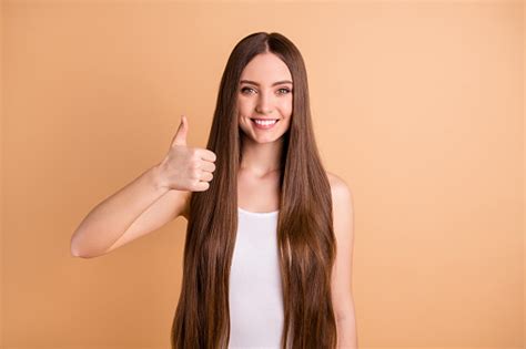 귀여운 재미 펑키 좋은 젊은 밀레니엄의 초상화는 광고가 추천 조언 살롱 헤어 스타일리스트 헤어 스타일 착용 흰색 상단 단일 고립 베이지 색 파스텔 배경 갈색 머리에 대한