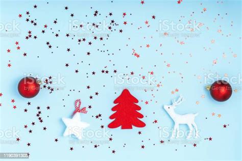 새해와 크리스마스 구성 파스텔 블루 배경에 빨간 공 흰색 별 Chrismas 나무 사슴과 반짝에서 프레임 상단 보기 플랫 레이 복사 공간 12월에 대한 스톡 사진 및 기타