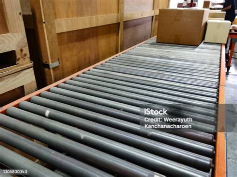 화물 물류 운송 산업 배달 서비스에서 수출 및 분류 물품을 위한 내부 창고 화물의 컨베이어 벨트에 선적 상자 상자를 분류하는 작업자 컨베이어 벨트에 대한 스톡 사진 및 기타