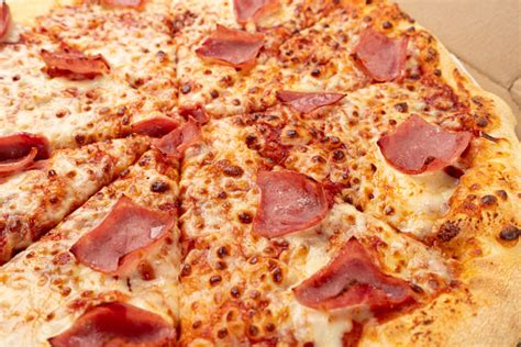 골판지 배달 상자에 담긴 이탈리안 피자 녹색 고추 칠리 페퍼 모짜렐라 치즈를 곁들인 햄 피자 고기에 대한 스톡 사진 및 기타 이미지 Istock