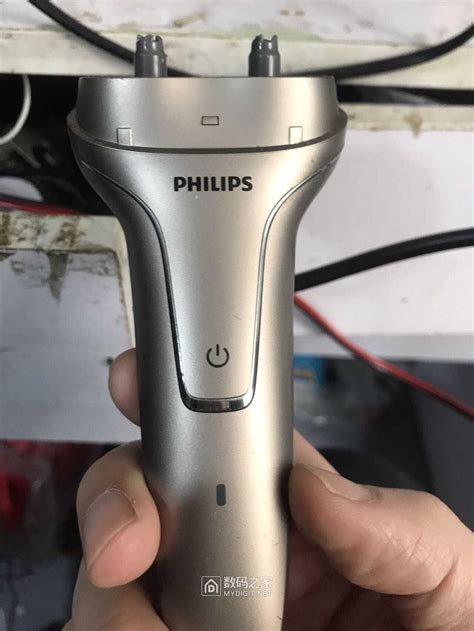 修理飞利浦剃须刀 换个电池 维修达人 数码之家