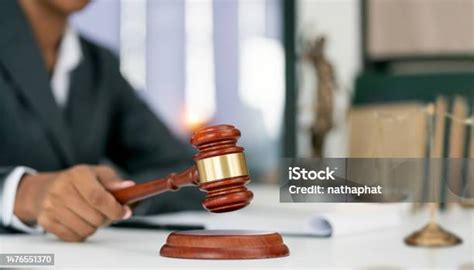 법정에서 들리는 블록에 쾅 하는 망치를 들고 있는 여성 판사 개념에 대한 스톡 사진 및 기타 이미지 개념 결정 계약서 Istock