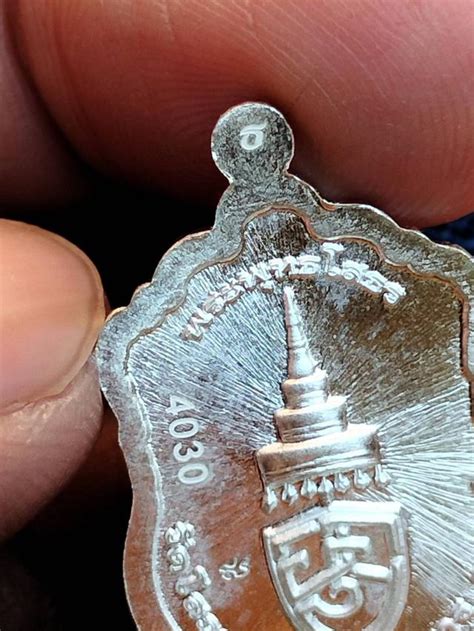 เหรียญหลวงพ่อโสธร รุ่นสร้างโรงพยาบาล วัดสมานรัตนาราม ปี 2561 เนื้อ เงิ น สภาพสวยๆ พร้อมกล่องเดิม