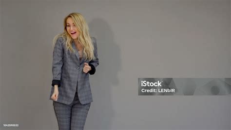 행복 한 비즈니스 정장 성공적인 거래를 표시 하 고 회색 바탕에 사무실에서 자유형 춤 댄서 소녀 수트에 대한 스톡 사진 및 기타 이미지 Istock