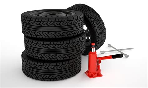 크로스 렌치와 유압 잭이있는 자동차 휠 타이어 피팅 개념 타이어에 대한 스톡 사진 및 기타 이미지 타이어 변경 3차원 형태 Istock