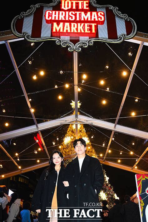 롯데월드타워·몰에 펼쳐진 초대형 크리스마스 타운 샤롯데 빌리지 [tf사진관]