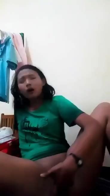 အင်္ကျီအစိမ်းလေးနဲ့ Eporner