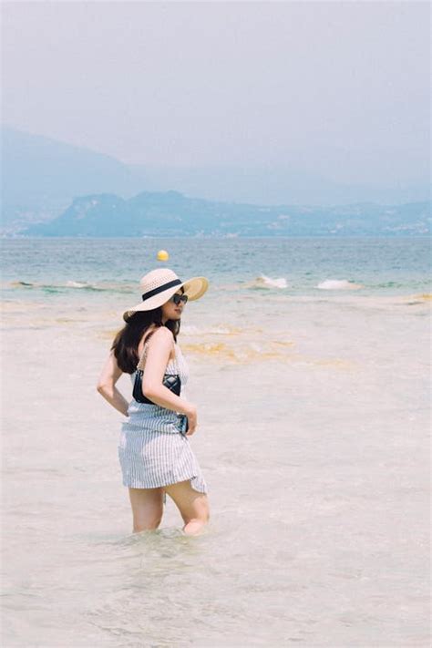 걱정 없는 걷고 있는 경치가 좋은 고요한 노천 따뜻한 날씨 레저 모자 모험 물 밀짚 모자 바다 비치웨어