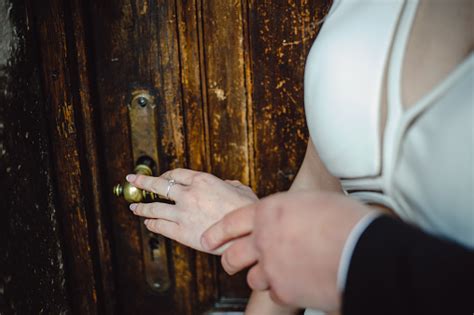 남자와 여자의 손은 오래된 나무 문을 엽니 다 닫기 골드는 신부의 손가락에 결혼 반지 문 배경에 대 한 클로즈업 결혼식에 대한 스톡 사진 및 기타 이미지 Istock