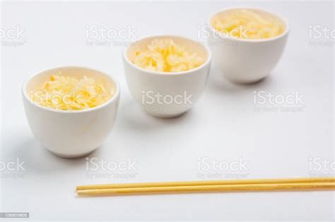 흰색 배경에 그릇에 소금에 절인 양배추 또는 발효 양배추 적절한 영양과 건강한 식습관의 개념 유기농 및 채식 식품 닫기 텍스트에 대한 공간을 복사 갈기갈기 찢어진에 대한