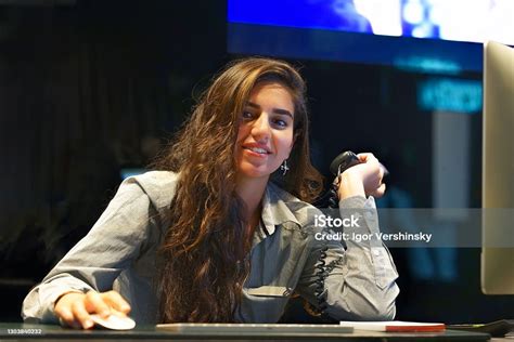 책상에 앉아 컴퓨터로 일하는 여성 사무실 노동자 서비스의 개념 호텔 리셉션 이스라엘에 대한 스톡 사진 및 기타 이미지 이스라엘 청년 성인 한 명의 여자만 Istock