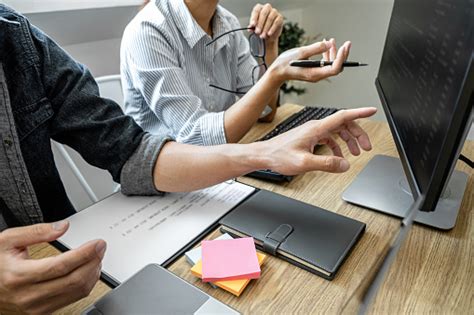 소프트웨어에서 작동하는 프로그래밍 및 웹 사이트를 개발하는 프로그래머 팀은 회사 사무실 코드 작성 및 데이터 코드 입력 Html