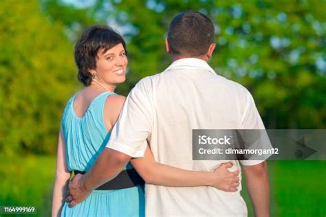 행복 성숙한 백인 커플 데 A 산책 함께 야외 함께 포옹수평 이미지 방향 2명에 대한 스톡 사진 및 기타 이미지 2명 30 34세 30 39세 Istock