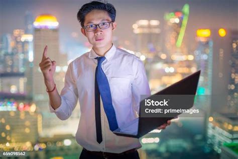 노트북 및 디지털 태블릿 도시 배경 사용 하 여 하는 젊은 사업가 고층 건물에 대한 스톡 사진 및 기타 이미지 고층 건물 금융 기업 재무와 산업 Istock