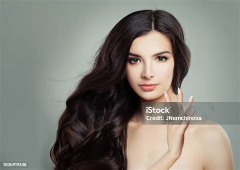 맑은 피부와 건강 한 곱슬 머리를 가진 매력적인 젊은 여자 얼굴 얼굴 치료입니다 스파 헤어케어 미용 화장품 갈색 머리에 대한 스톡 사진 및 기타 이미지 Istock