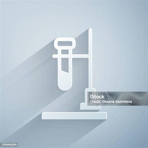 회색 배경에 격리 된 화재 히터 실험 아이콘에 종이 컷 유리 테스트 튜브 플라스크 실험실 장비 종이 아트 스타일 벡터 3차원 형태에 대한 스톡 벡터 아트 및 기타 이미지