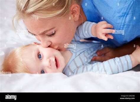 Mutter und sohn küssen im bett Fotos und Bildmaterial in hoher
