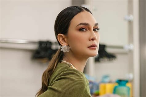 Bantah Pacaran Dengan Axton Salim Ini Klarifikasi Luna Maya Okezone