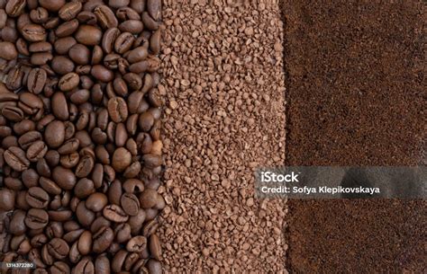 구운 커피 콩 과립 치커리 갈은 커피의 배경 커피 콩과 커피 파우더의 배경 커피 마실 것에 대한 스톡 사진 및 기타 이미지 커피 마실 것 빻기 가득 찬 Istock