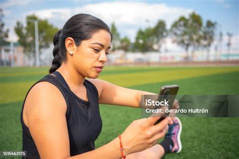 스마트워치와 휴대폰과 같은 기술을 사용하여 스포츠를 하는 여성 운동 선수에 대한 스톡 사진 및 기타 이미지 운동 선수 30 34세 Brand Name Smart