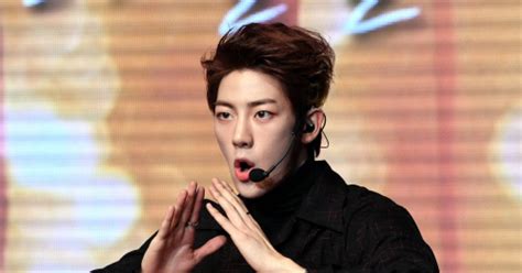 [포토] 골든차일드 지범 컴백 무대를 불사르는 안무