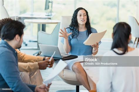 여성 팀은 다양한 직원에게 프리젠 테이션 중에 제스처를 리드 20 24세에 대한 스톡 사진 및 기타 이미지 20 24세